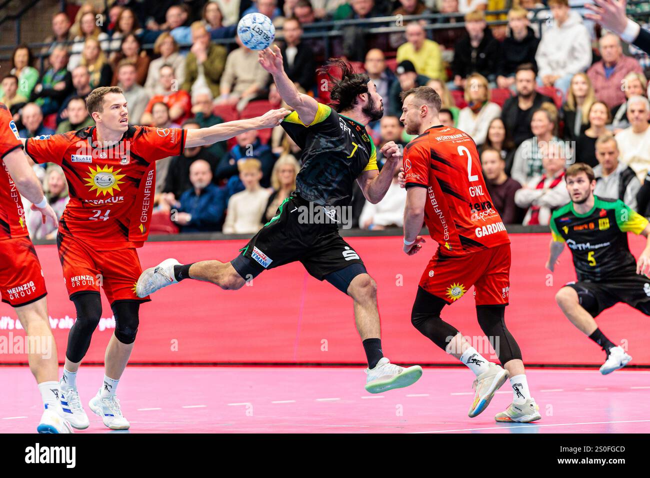 Luebbecke, Deutschland. 27th Dec, 2024. v.l. Sven Wesseling (TuS N-Luebbecke, #24), Pouya ...