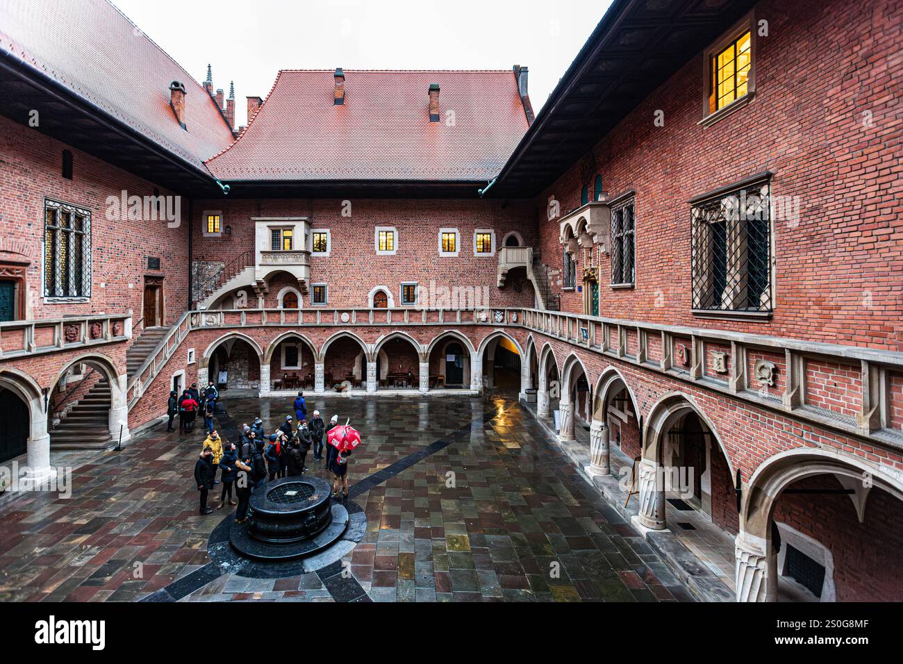 Inner courtyard university building hi-res stock photography and images ...