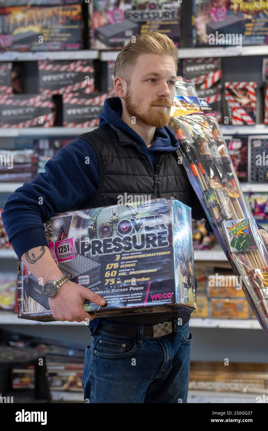 Trier, Germany. 28th Dec, 2024. Kiosk owner Tim Brunner prepares an ...