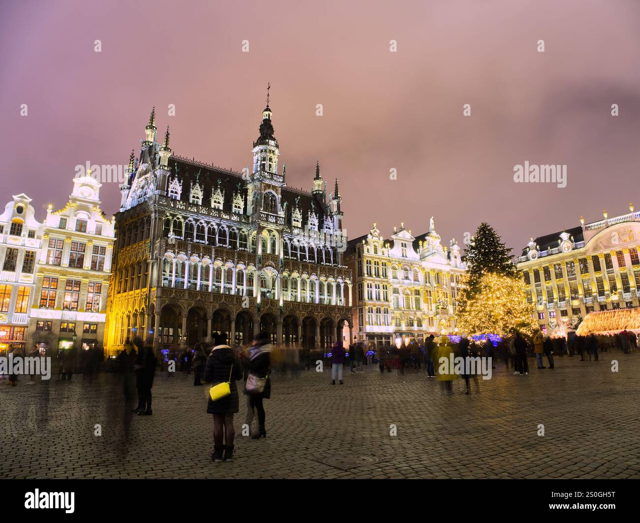 Brussels Grand Place view with Christmas tree and full of people in ...