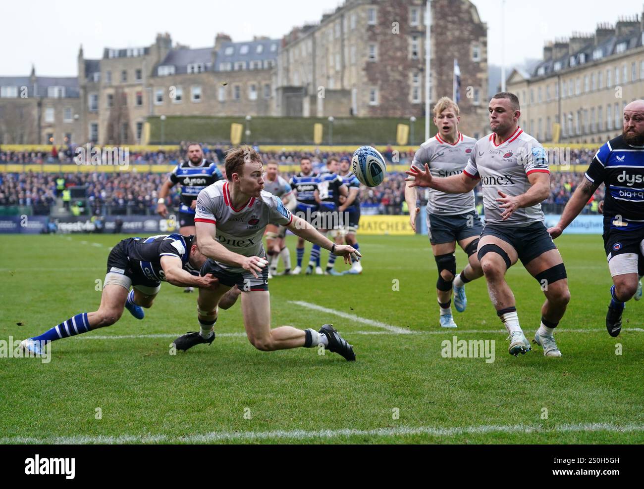 Saracens' Gareth Simpson passes the ball to Saracens' Ben Earl (right ...
