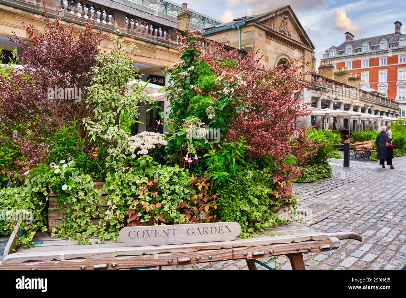 Cart with flowers and plants, The Covent Garden Market, London, England ...