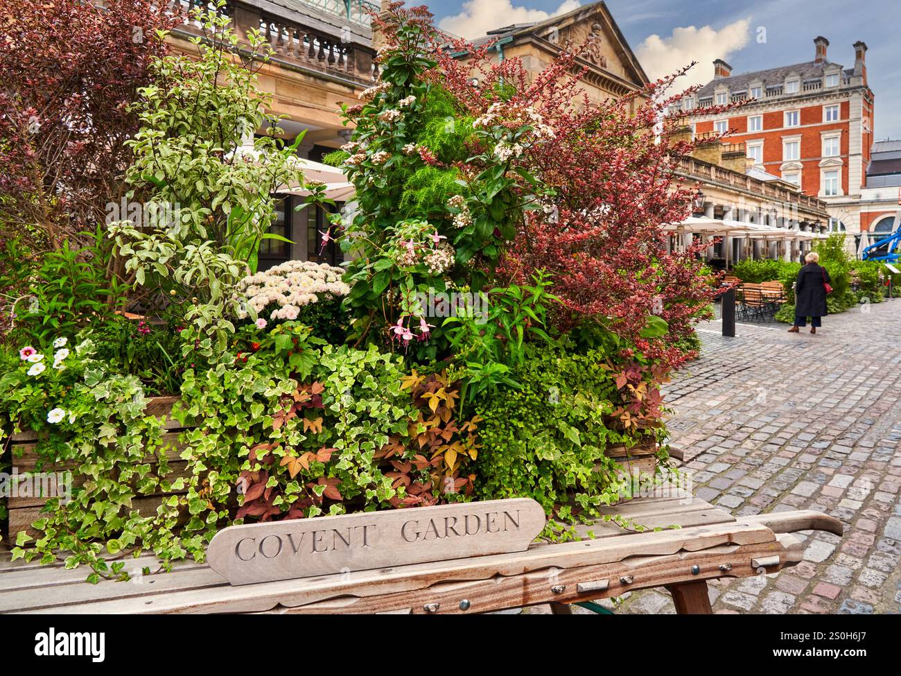 Cart with flowers and plants, The Covent Garden Market, London, England ...