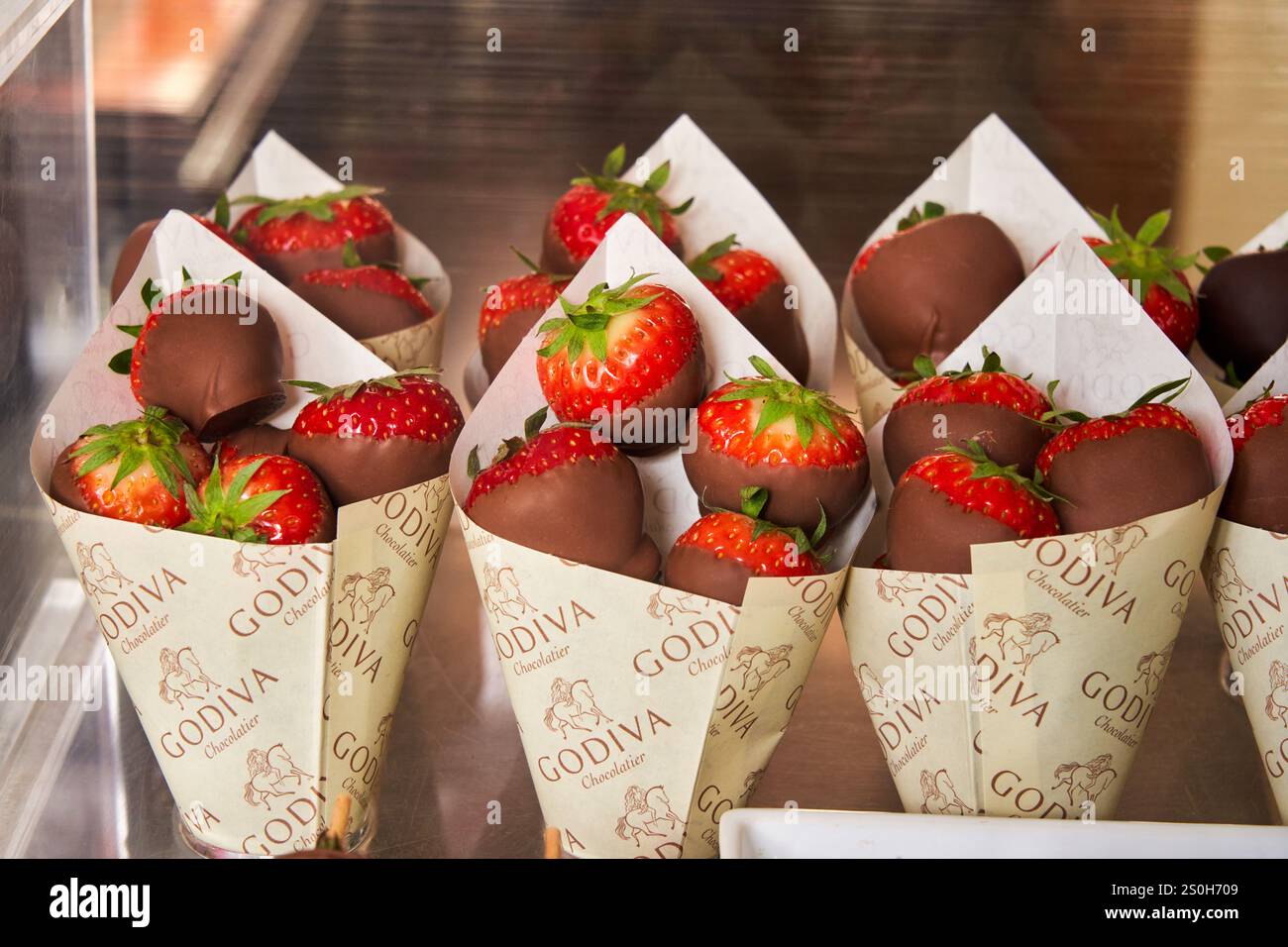 Strawberries with chocolate, The Covent Garden Market, London, England ...