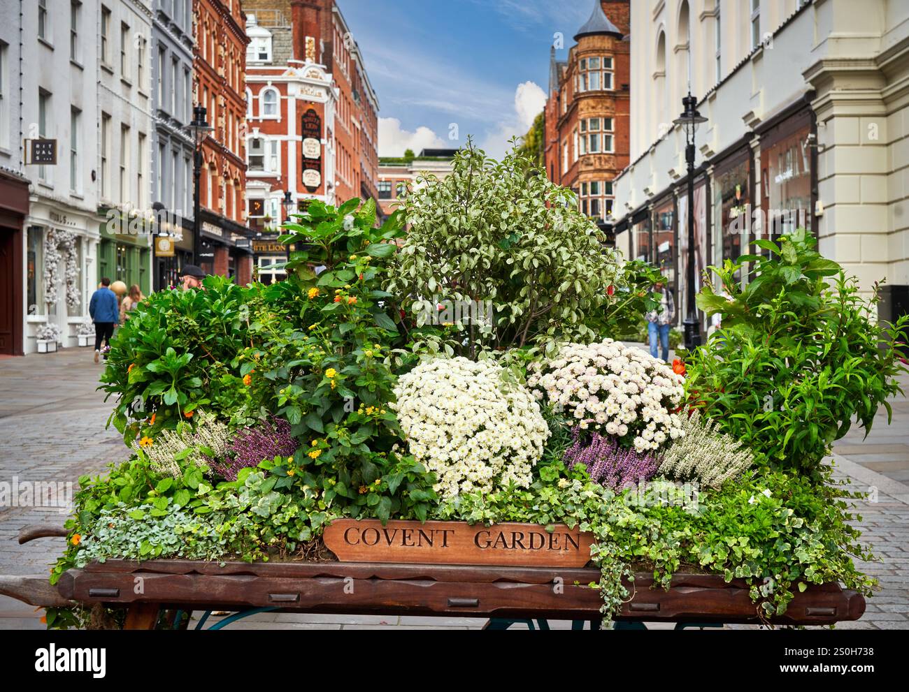 Cart with flowers and plants, The Covent Garden Market, London, England ...
