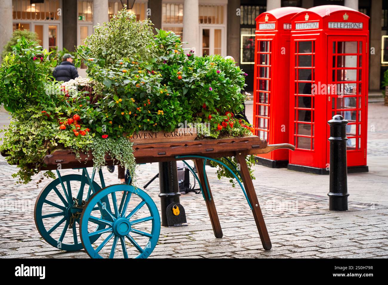 Cart with flowers and plants, The Covent Garden Market, London, England ...