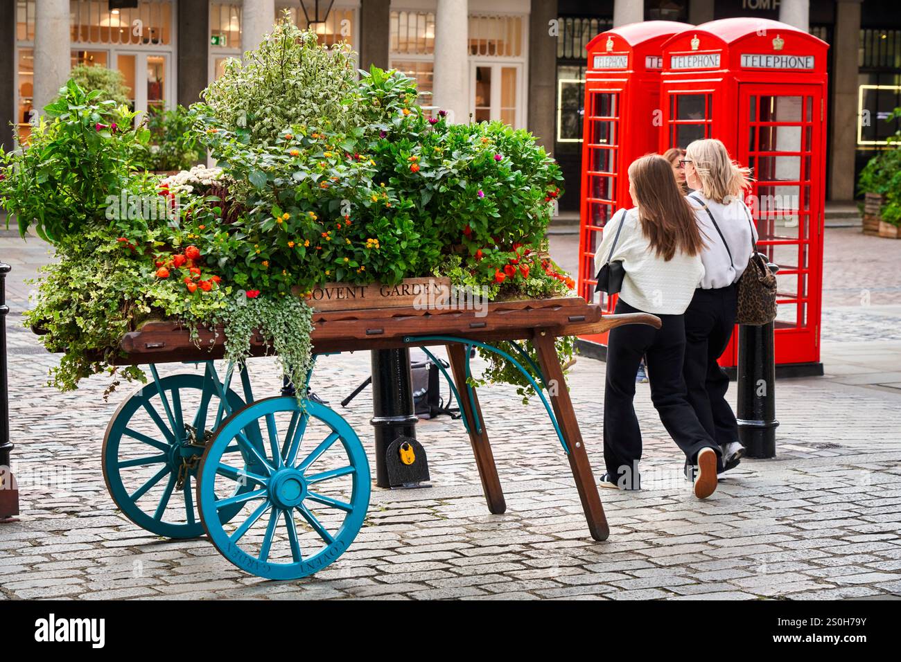 Cart with flowers and plants, The Covent Garden Market, London, England ...