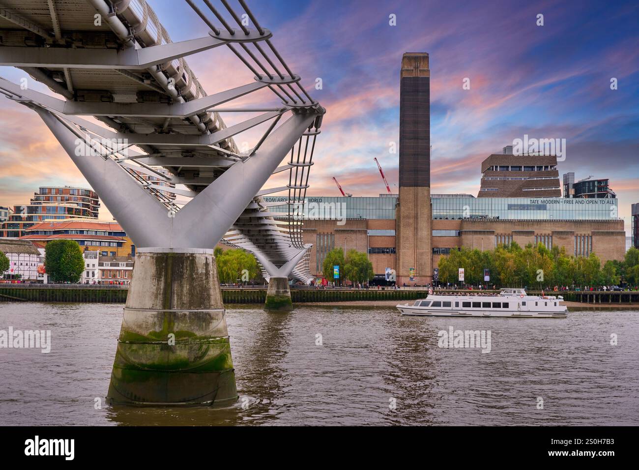 The Millennium Bridge, Thames river, Tate Modern museum, London ...