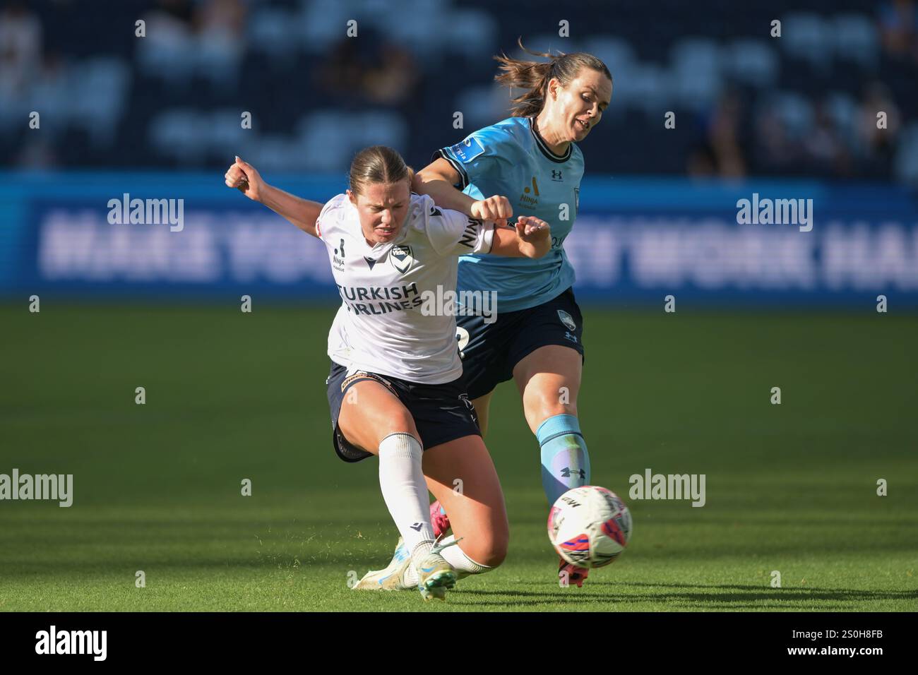 Paddington, Australia. 28th Dec, 2024. Laura Pickett (L) of Melbourne ...