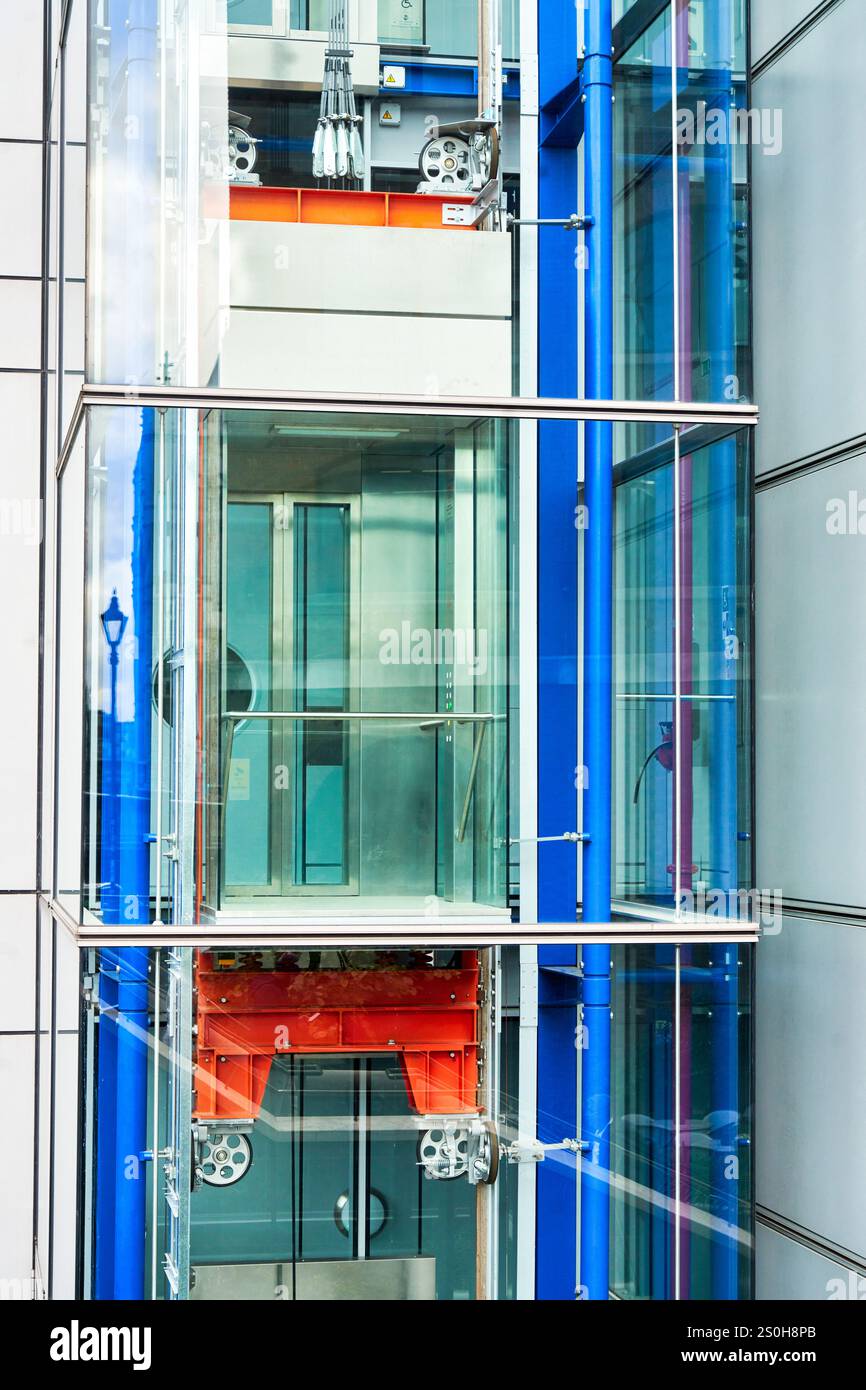 Glass elevator exterior hi-res stock photography and images - Alamy