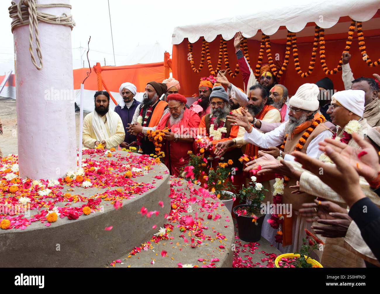 Prayagraj, Uttar Pradesh, India. 27th Dec, 2024. Prayagraj: Sadhus of ...