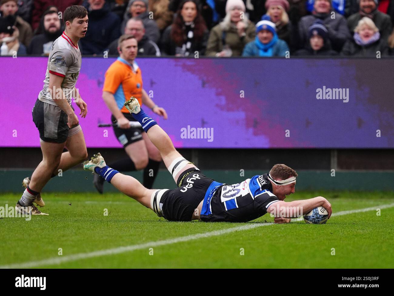 Bath's Sam Underhill scores his side's seventh try during the Gallagher ...
