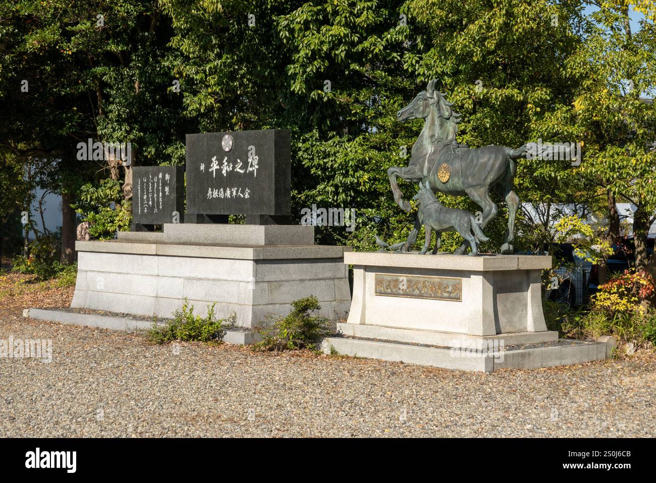Fallen war horses dogs pigeons military prayers for peace statue hi-res ...