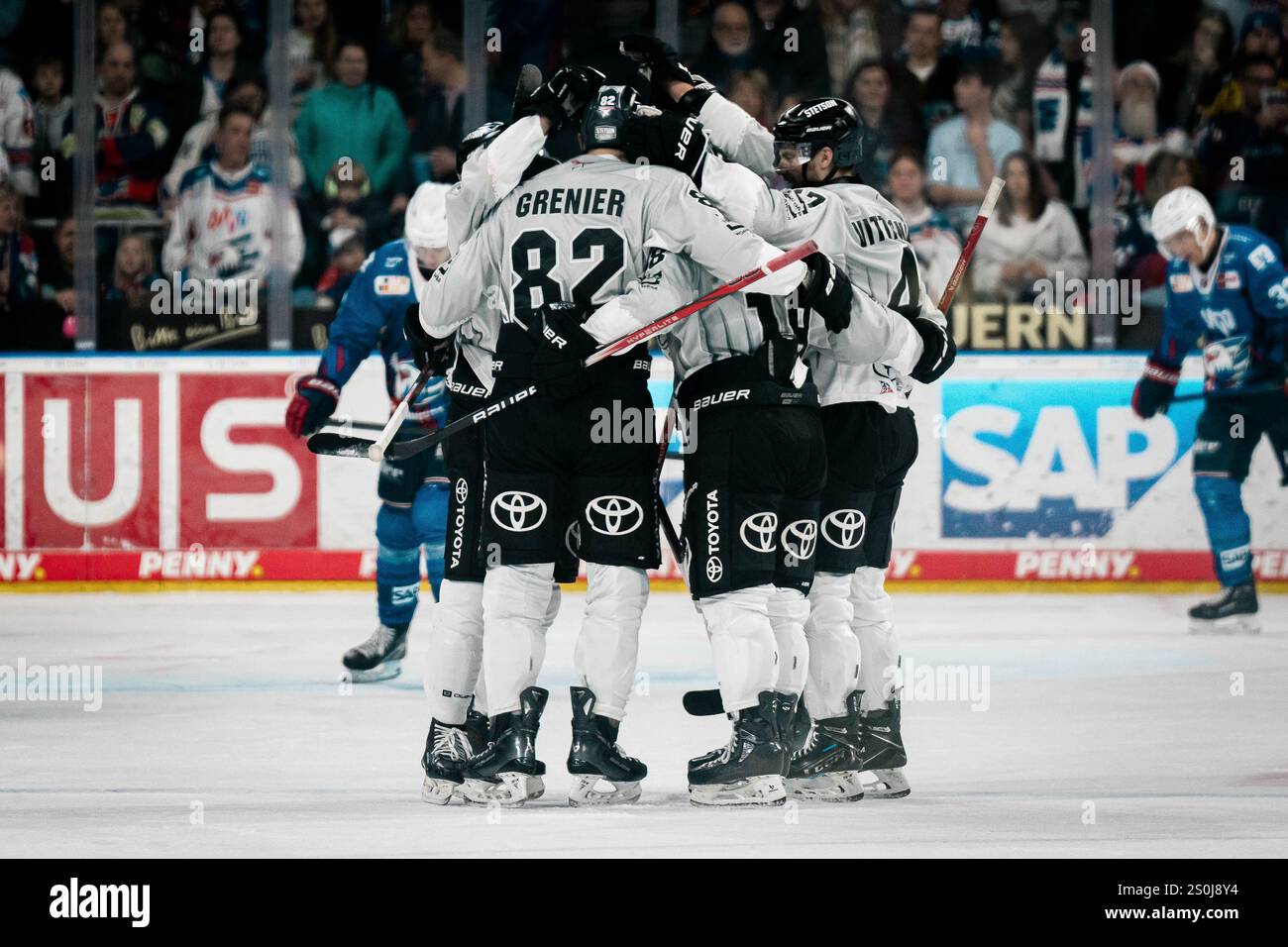 Tor zum 2:1 fuer Koeln durch Grenier, Alexandre (Koelner Haie, #82 ...