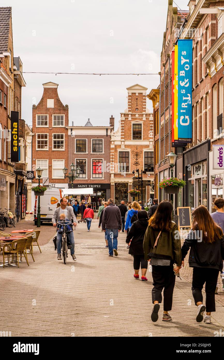 Narrow streets in Alkmaar, Holland, Netherlands Stock Photo - Alamy