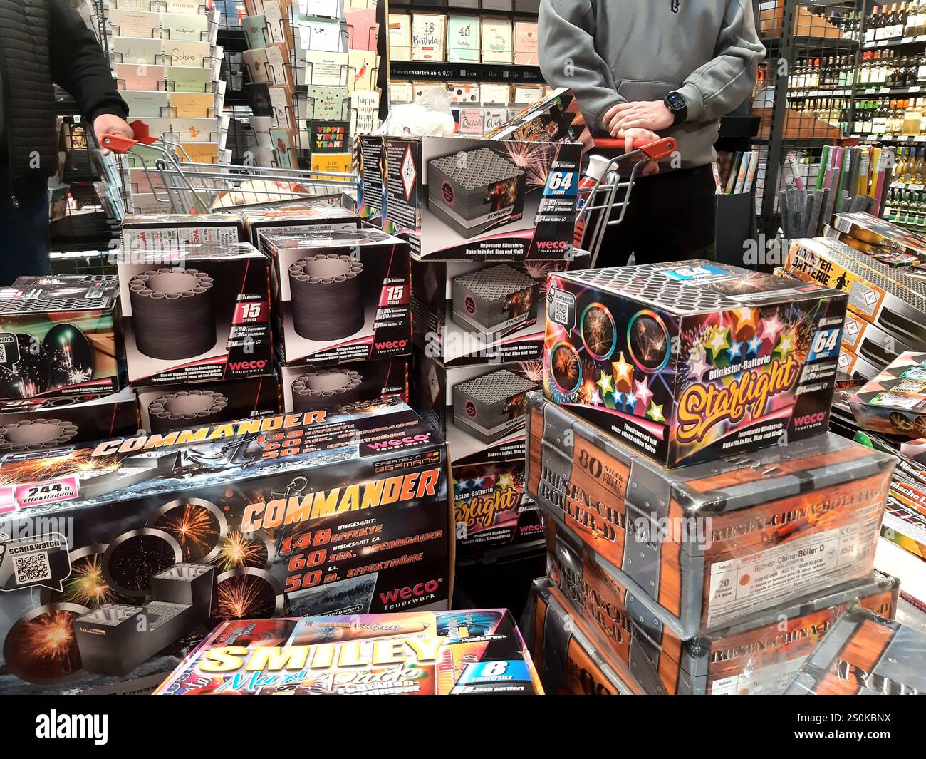 REWE-Einkauf zu Zeiten von Inflation. Start zum Verkauf von Feuerwerkskoerper in REWE Filialen ...