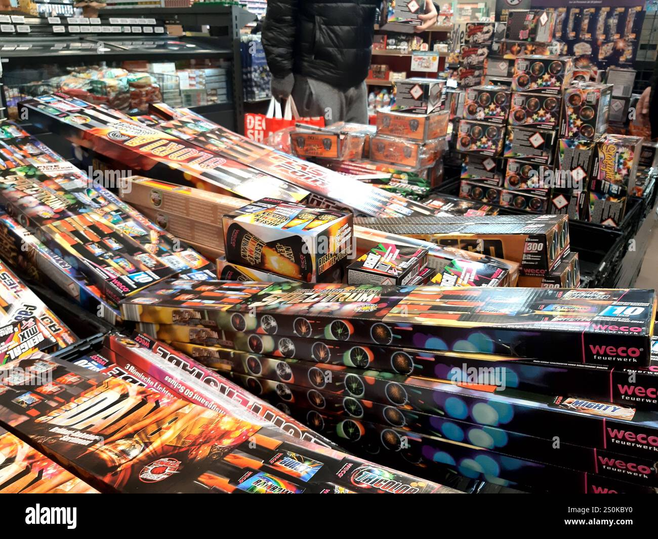 REWE-Einkauf zu Zeiten von Inflation. Start zum Verkauf von Feuerwerkskoerper in REWE Filialen ...