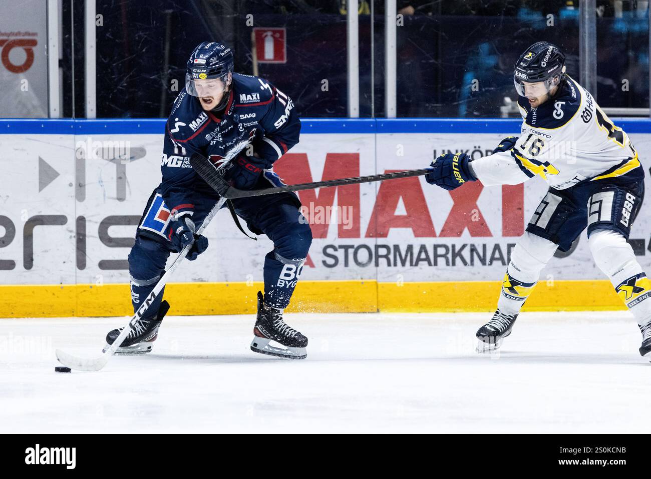 241228 Linköpings Henrik Törnqvist och HV71s Tanner Kero under ishockeymatchen i SHL mellan ...
