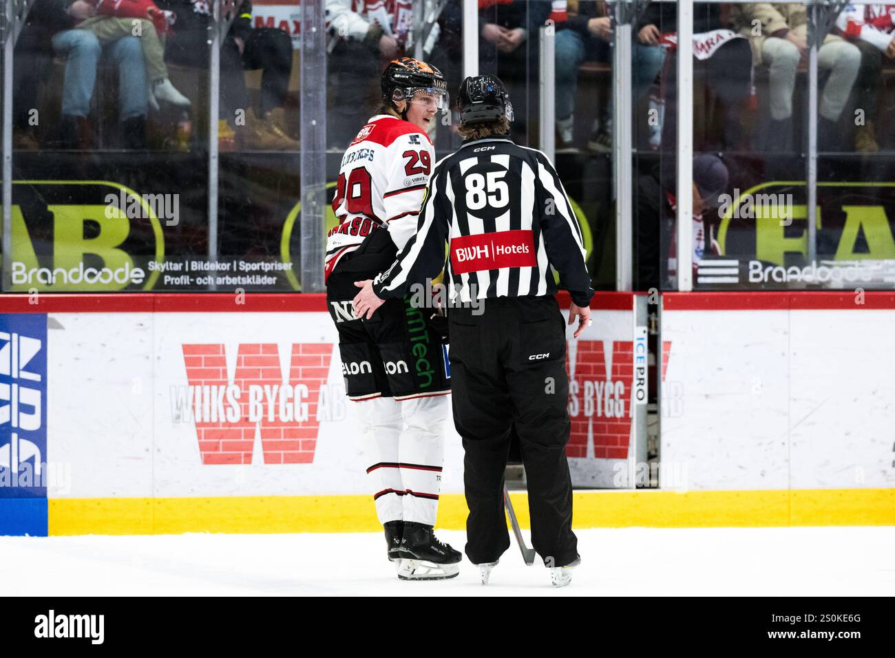 241228 Örebros Milton Oscarson under ishockeymatchen i SHL mellan Timrå ...