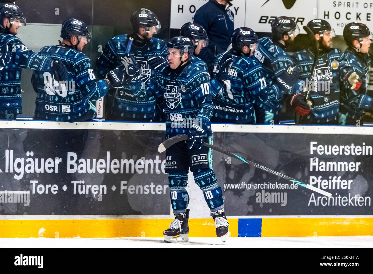 Torjubel von Niclas Strodel (11, EV Lindau Islanders) an der Bank GER ...