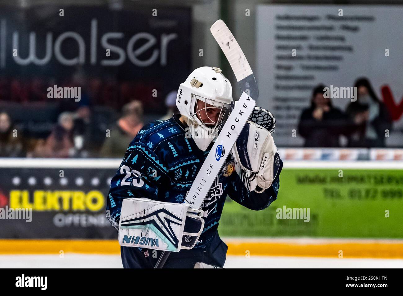 Dieter Geidl (29, Goalie, EV Lindau Islanders) feiert mit den Fans GER ...