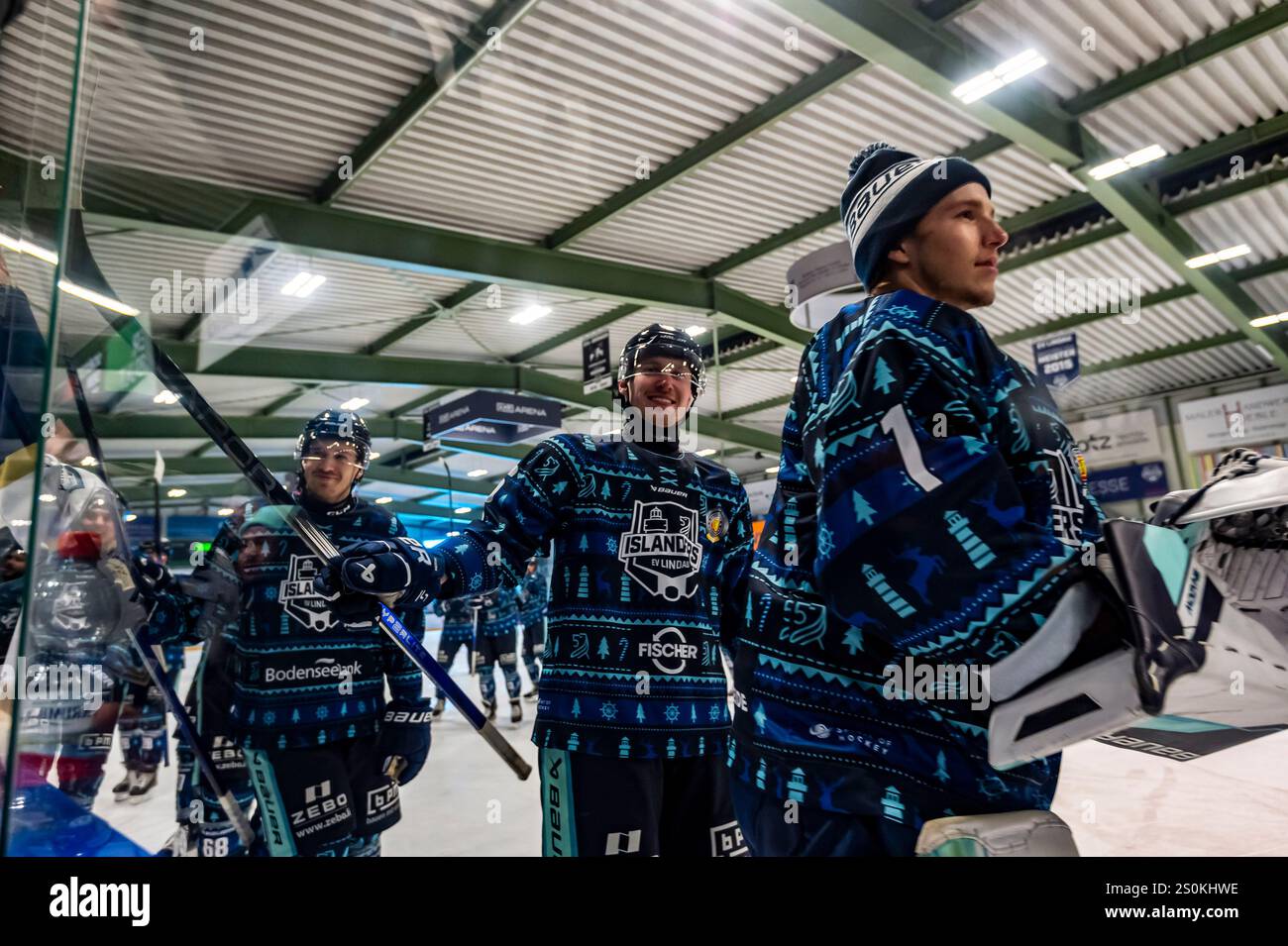 Corvin Wucher (16, EV Lindau Islanders) auf der Ehrenrunde GER, EV ...