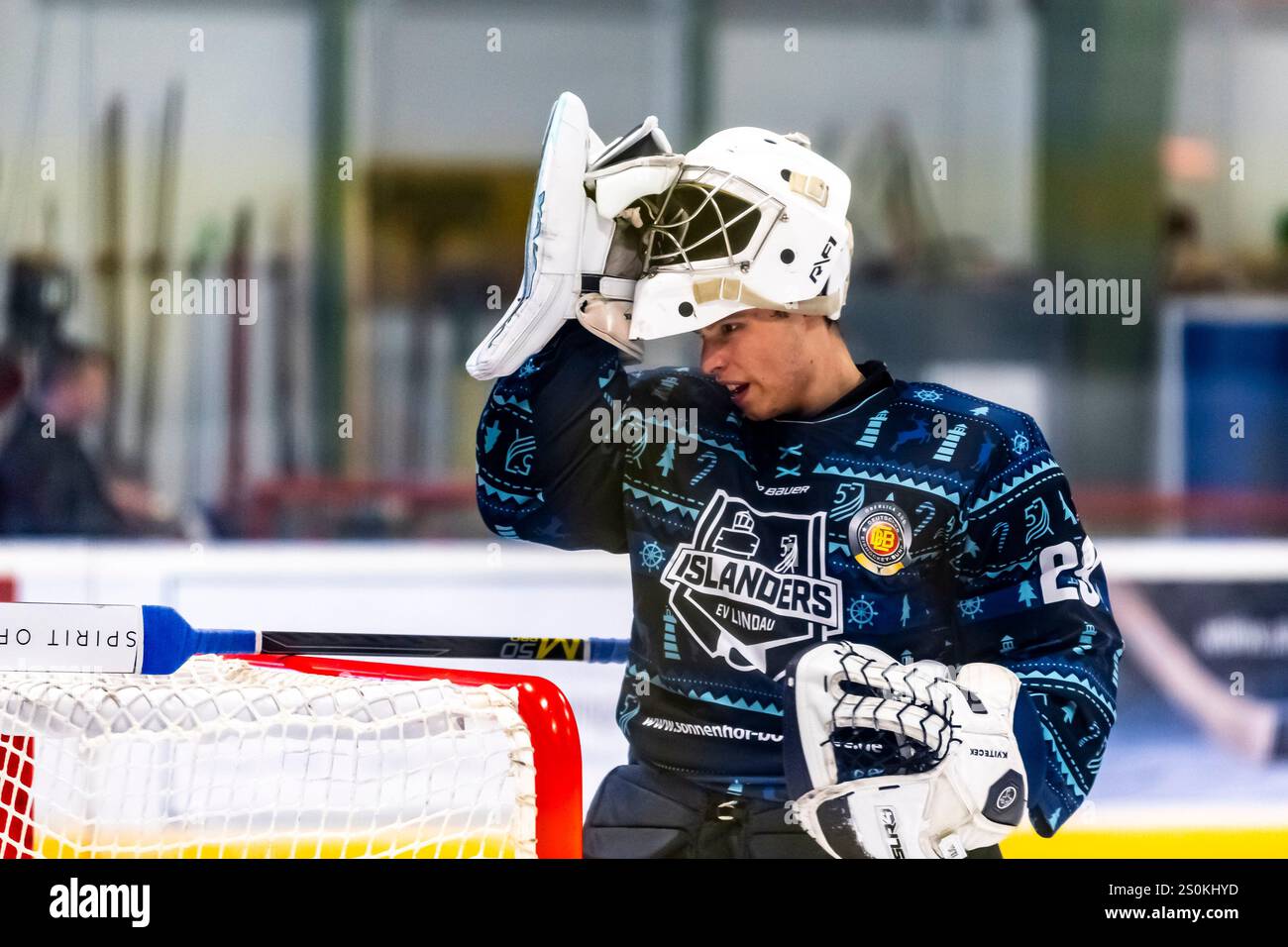 Dieter Geidl (29, Goalie, EV Lindau Islanders) mit der Hand an der ...