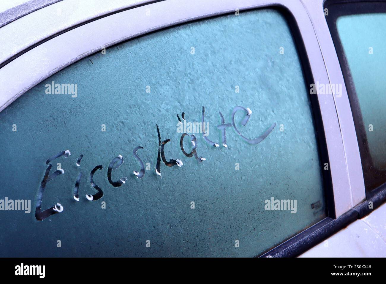 Autoglas und Winterzeit Jemand hat das Wort Eiseskälte in das Eis auf ...