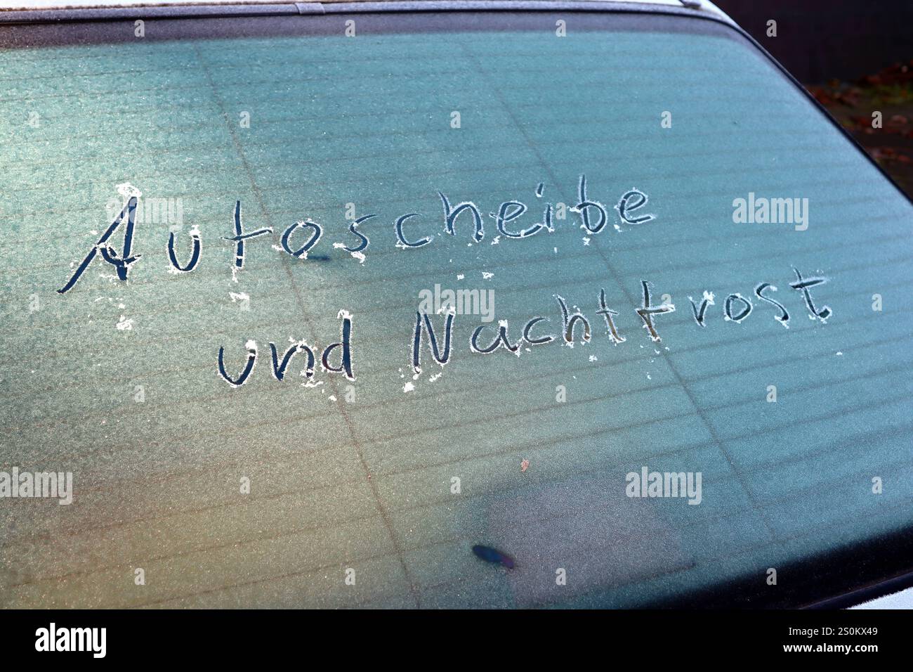 Autoglas und Winterzeit Jemand hat die Worte Autoscheibe und Nachtfrost ...