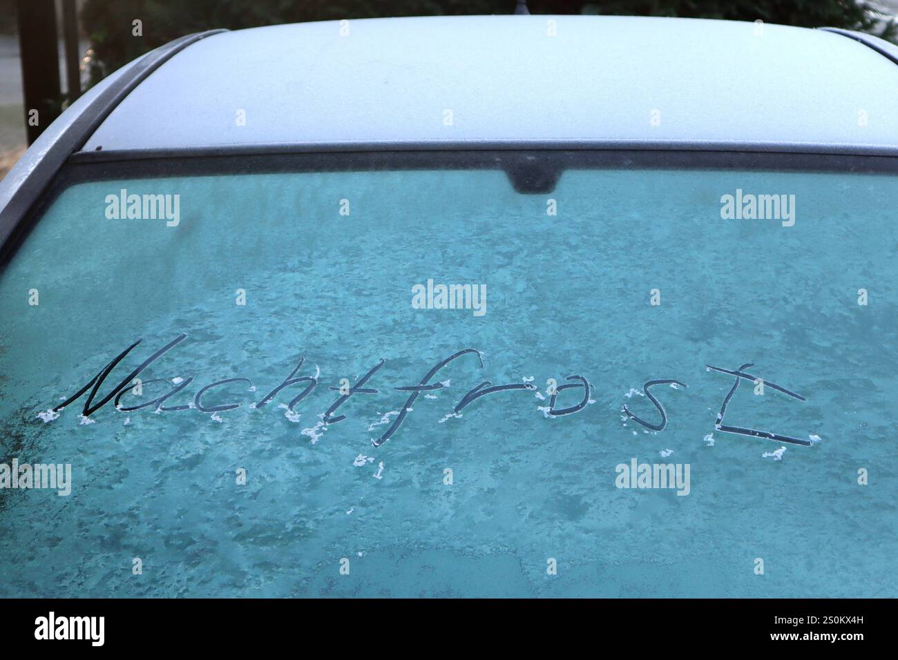 Autoglas und Winterzeit Jemand hat das Wort Nachtfrost in das Eis auf ...
