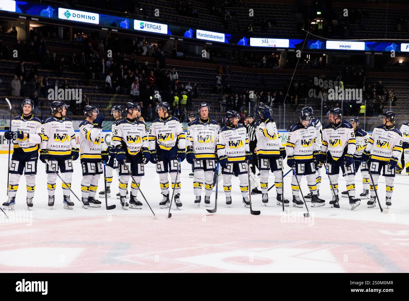 241228 HV71s spelare jublar efter ishockeymatchen i SHL mellan Linköping och HV71 den 28 ...