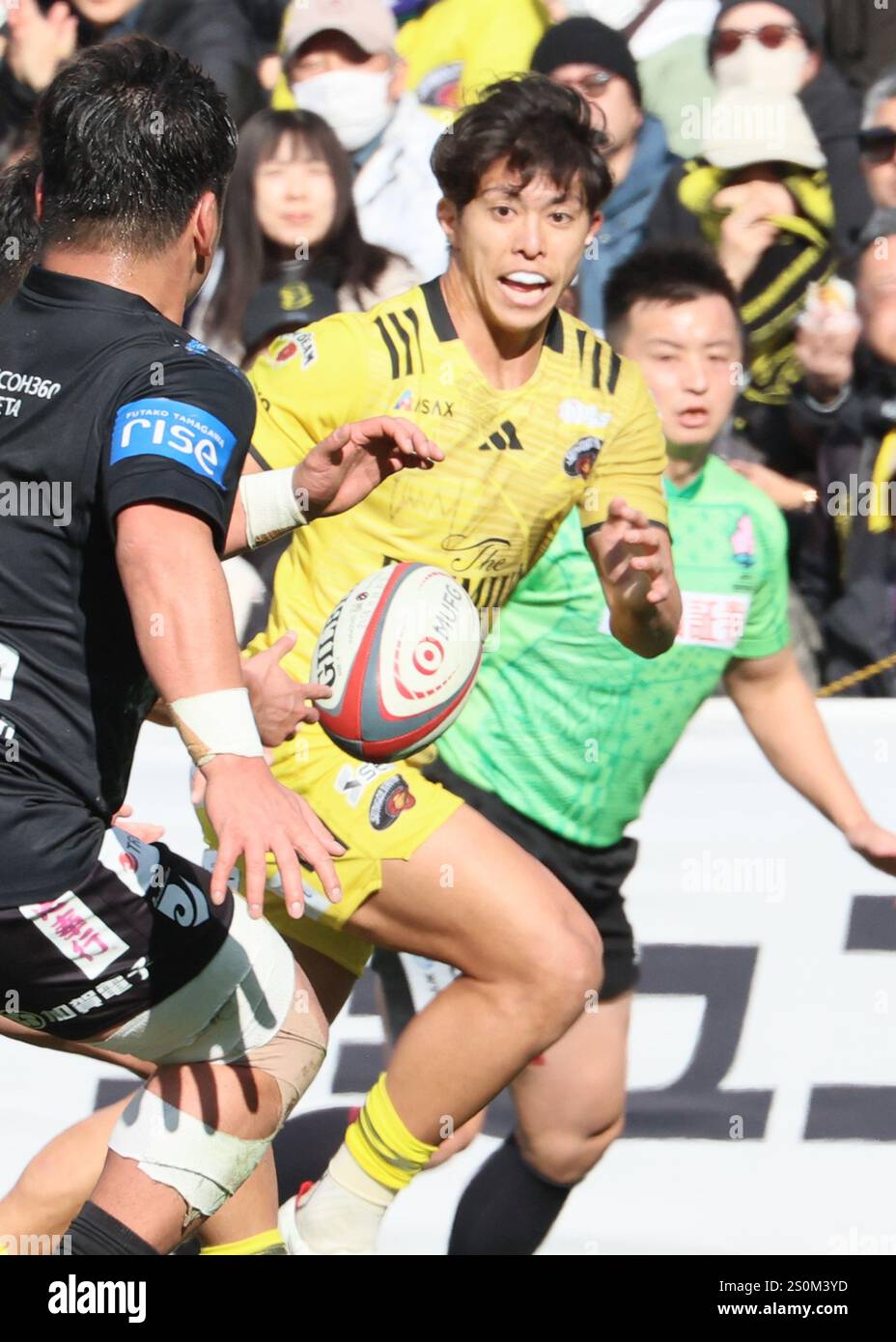 December 28, 2024, Tokyo, Japan - Tokyo Suntory Sungoliath full back Ryosuke Kawase catches the ...