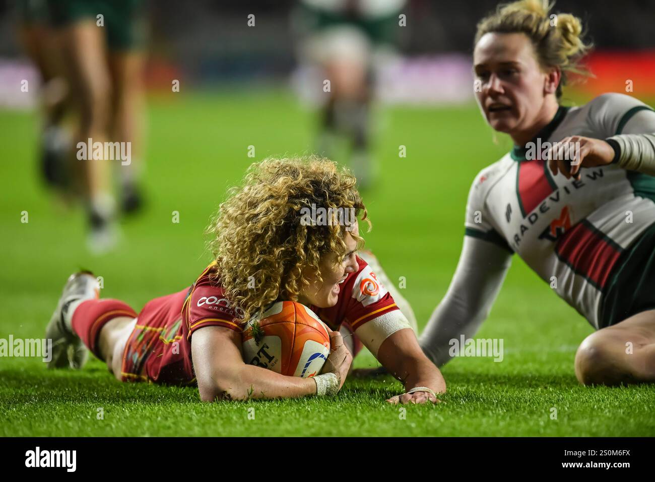 Twickenham, UK. 28th Dec 2024. Ellie Kildunne of Harlequins goes over ...