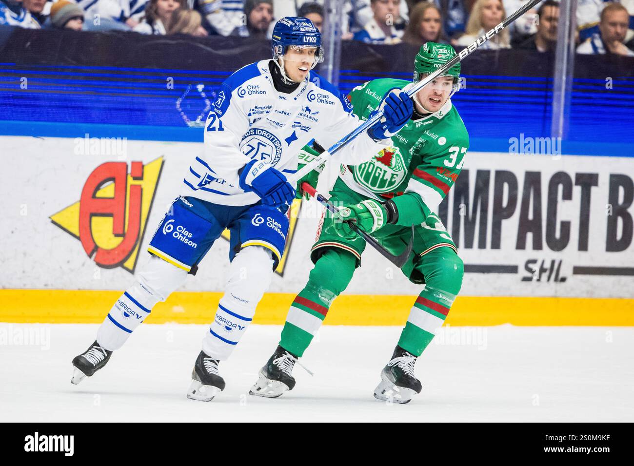 Leksand, Sverige. 28th Dec, 2024. 241228 Leksands Joonas Lyytinen och Rögles Albin Sundsvik ...