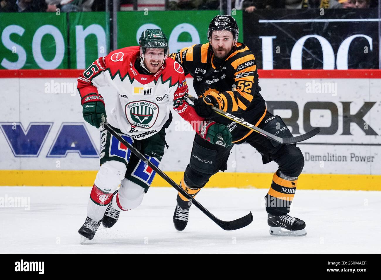 241228 Frölundas Erik Thorell och Skellefteås Arvid Lundberg under ishockeymatchen i SHL mellan ...