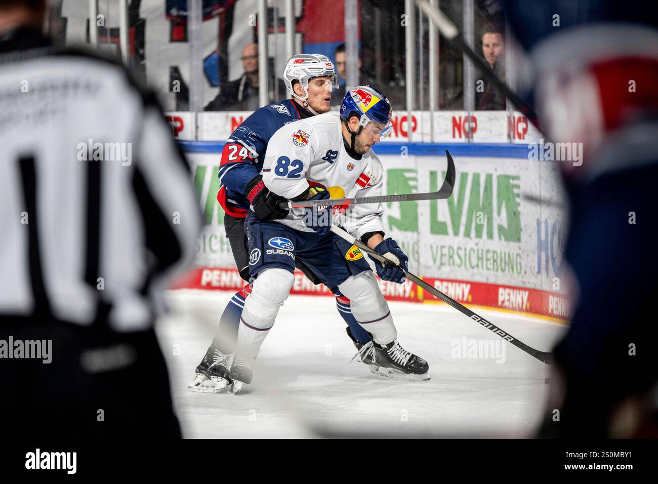 Marcus Weber (24, Nuernberg Ice Tigers, NIT ) Chris DeSousa (82, EHC ...