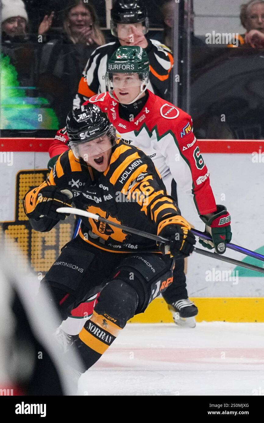 241228 Skellefteås Anton Heikkinen jublar efter 1-0 under ishockeymatchen i SHL mellan ...
