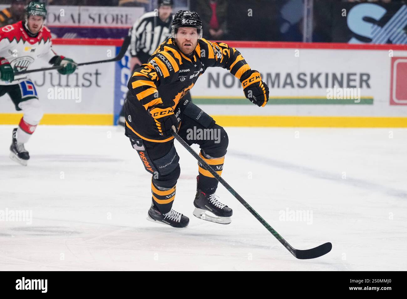 241228 Skellefteås Oscar Lindberg under ishockeymatchen i SHL mellan ...