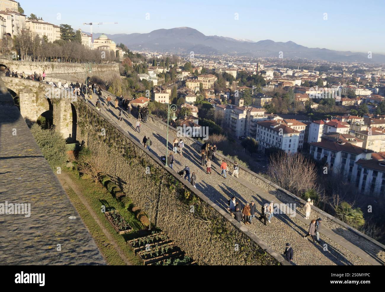 Temperatures above the seasonal average, many tourists travel the ...