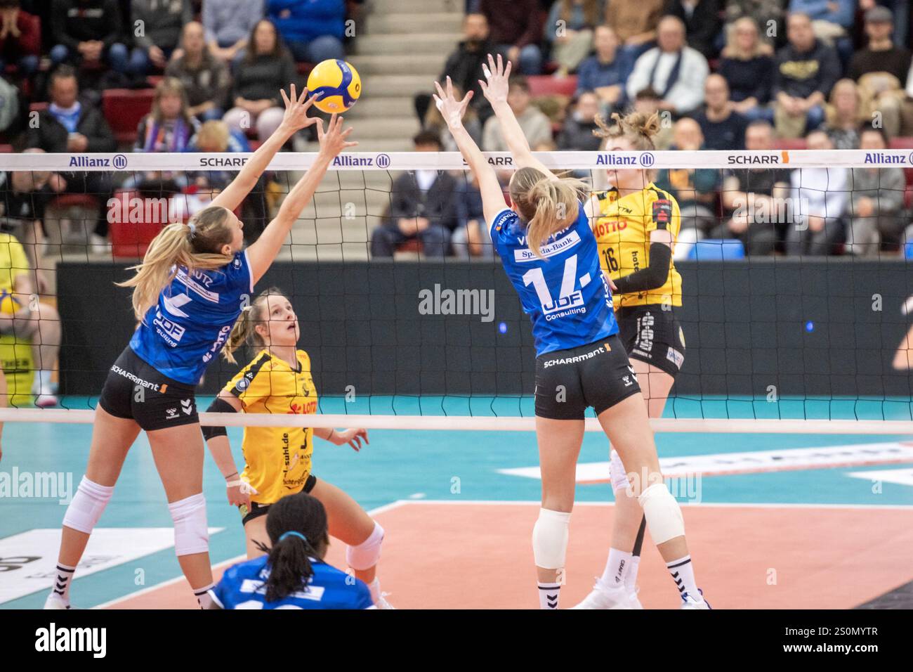 Antonia Stautz (Allianz MTV Stuttgart, #06) und Kelsey Veltman (Allianz ...