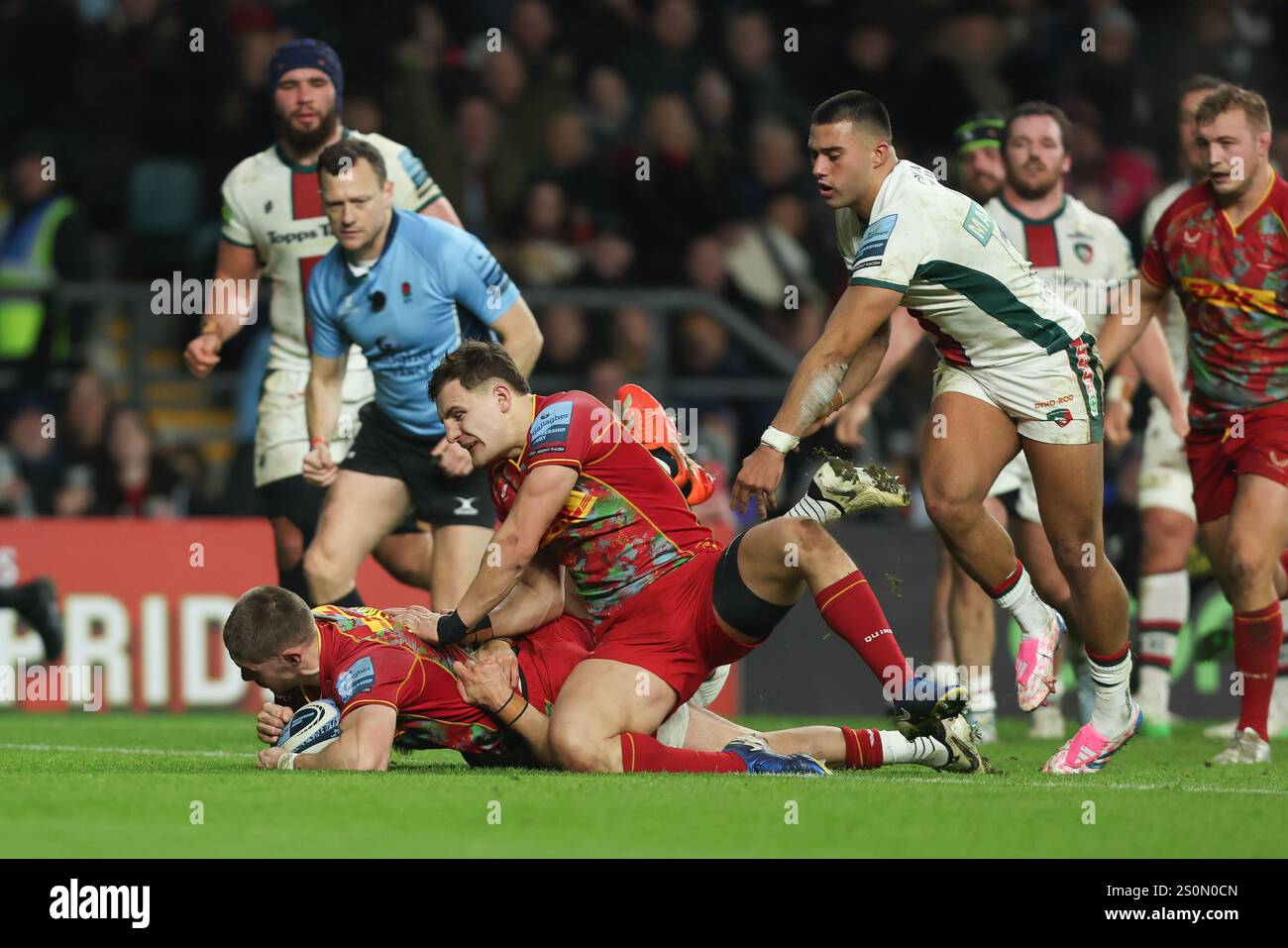 Luke Northmore of Harlequins scores a try during the Gallagher ...