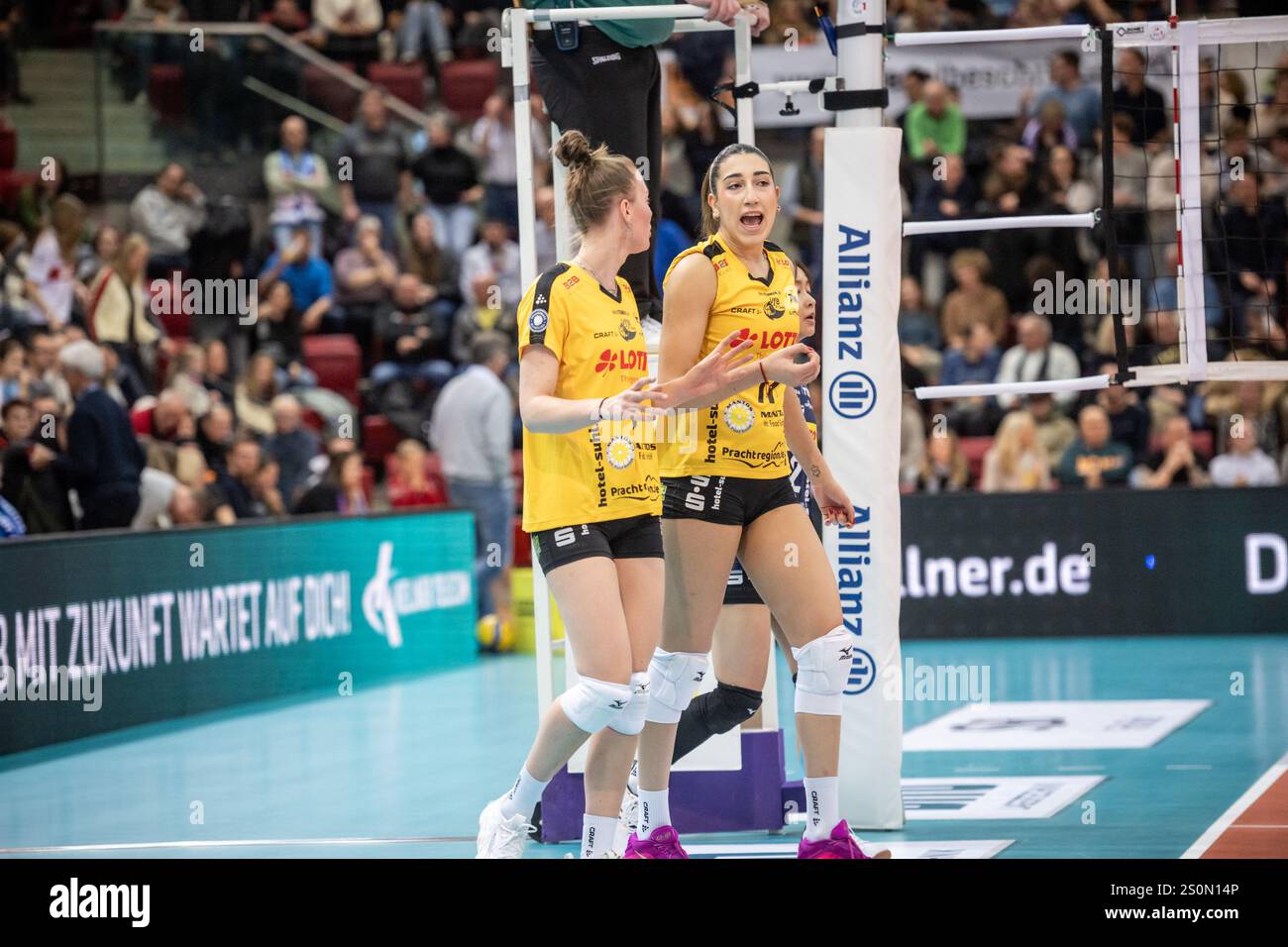 Julia De Paula Viana (VfB Suhl LOTTO Thueringen, #17) und Jette Kuipers ...