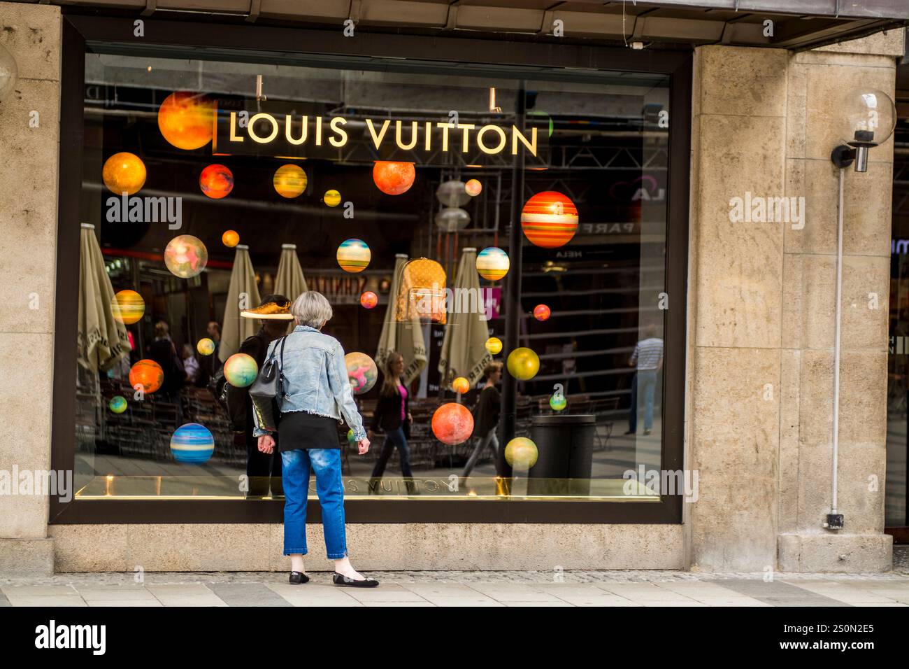 Street scene louis vuitton store window downtown Munich, Bavaria ...