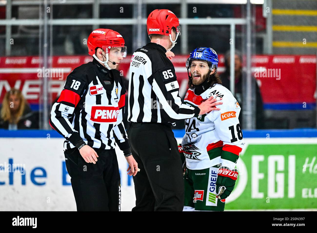 Anthony Louis (Augsburger Panther, #18) diskutiert mit Kai Jürgens ...