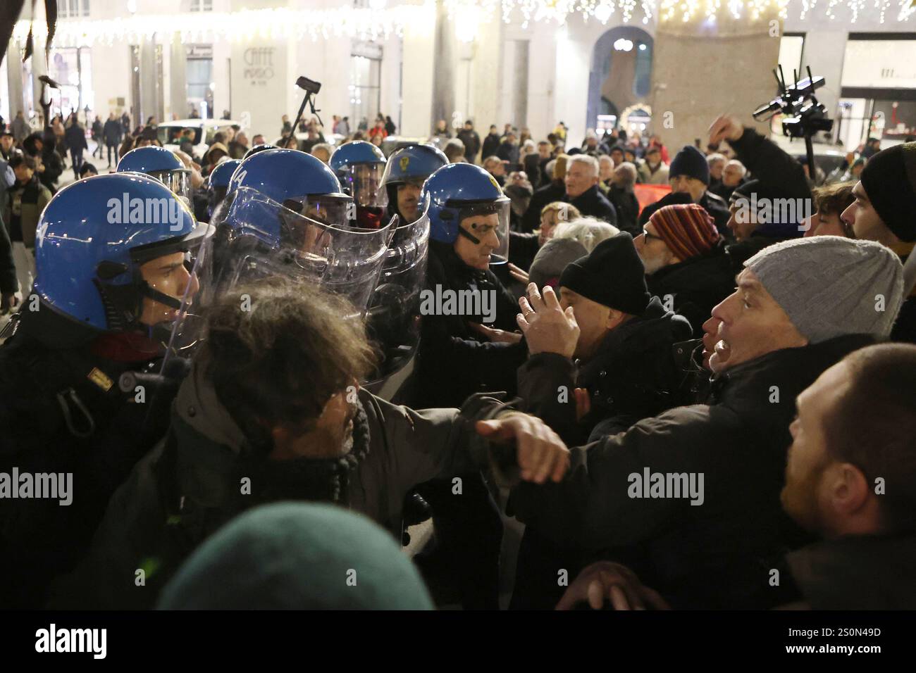 People argue with Police during a protest at Piazza Vittoria, Brescia ...