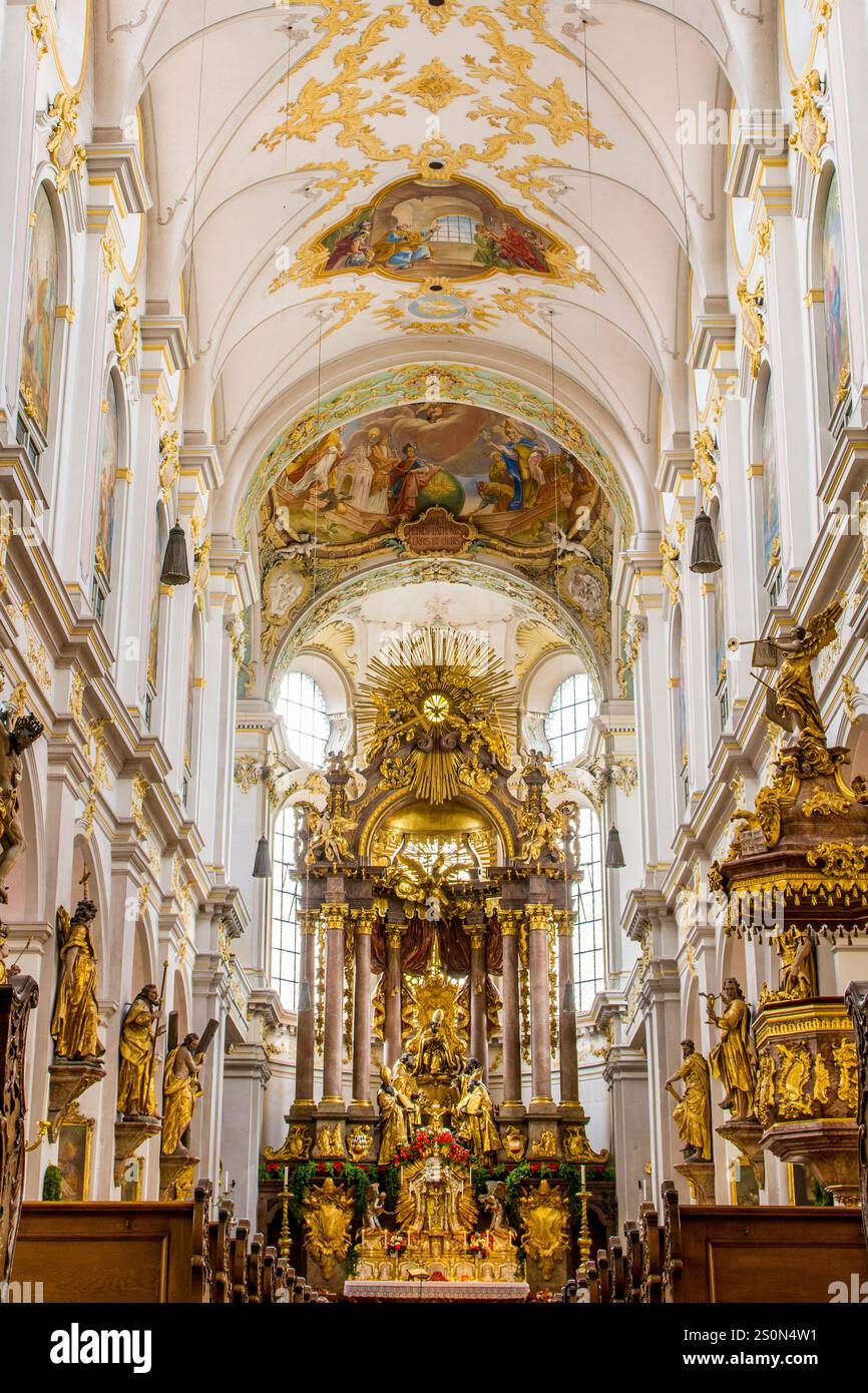 Interior of St Peter's Sandt Peter Church, Marienplatz, Munich, Bavaria ...