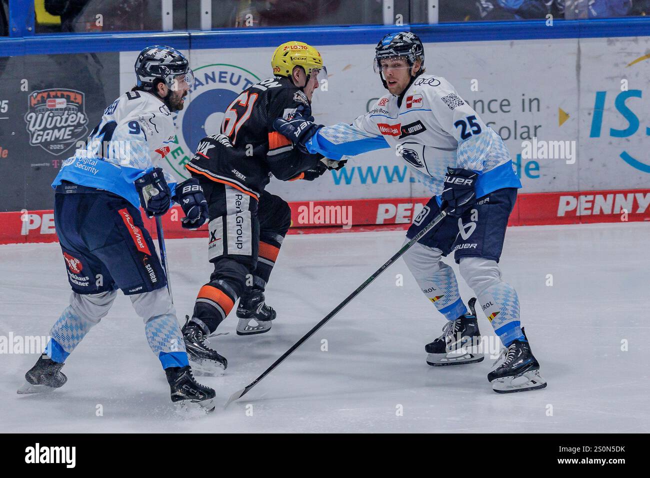 Frankfurt, Deutschland. 28th Dec, 2024. Leon H?ttl (ERC Ingolstadt #25 ...