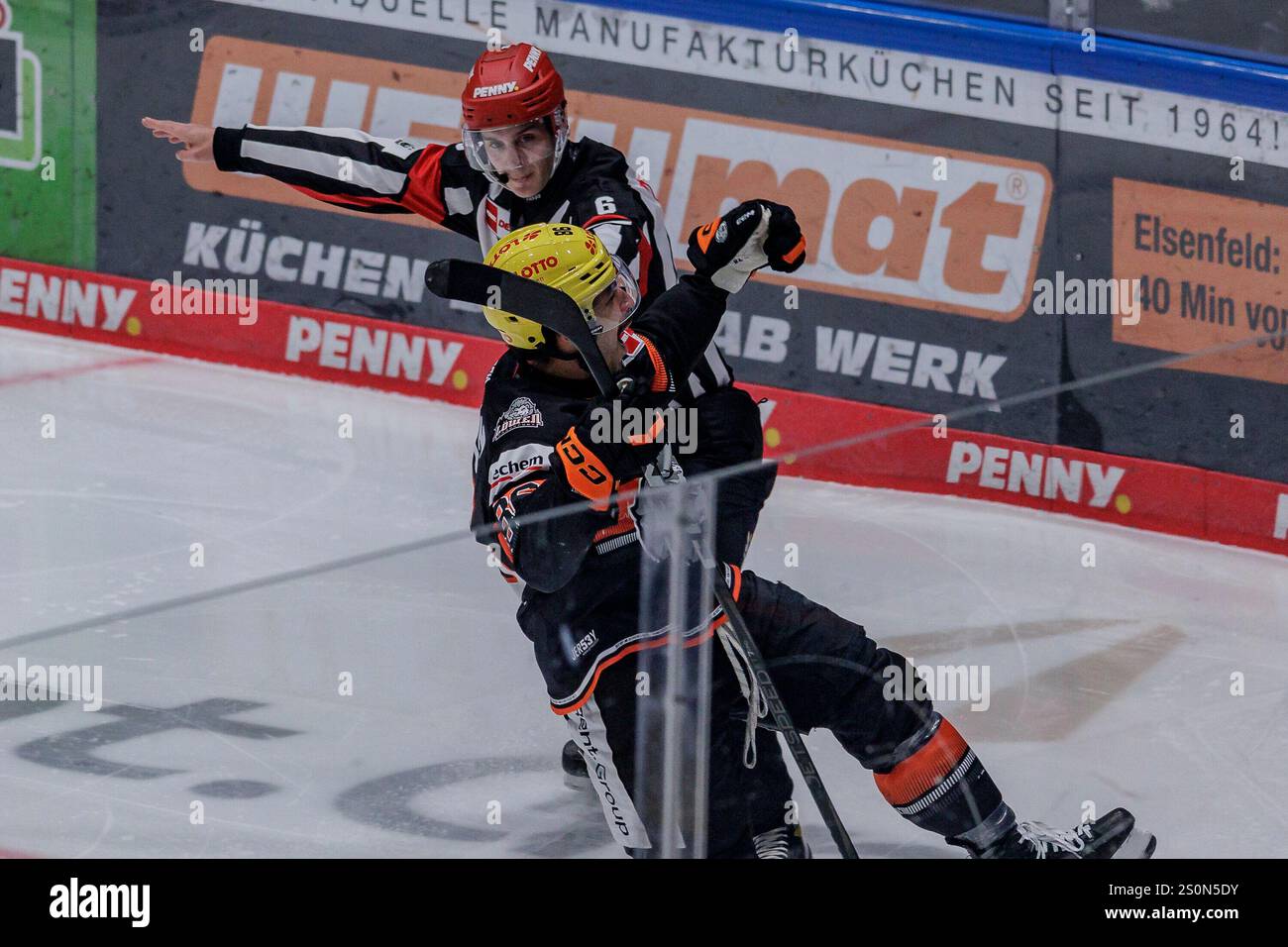 Frankfurt, Deutschland. 28th Dec, 2024. Cameron Brace (L?wen Frankfurt ...