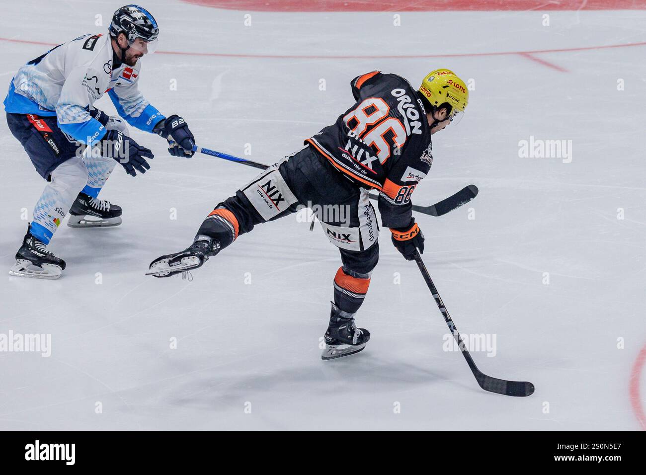 Frankfurt, Deutschland. 28th Dec, 2024. Cameron Brace (L?wen Frankfurt ...