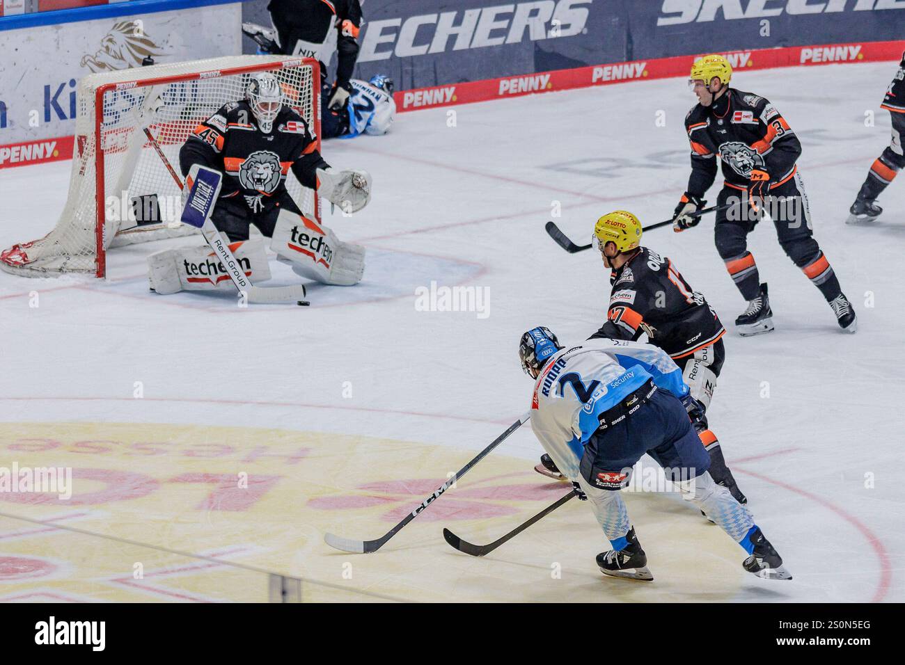 Frankfurt, Deutschland. 28th Dec, 2024. Jussi Olkinuora (L?wen ...